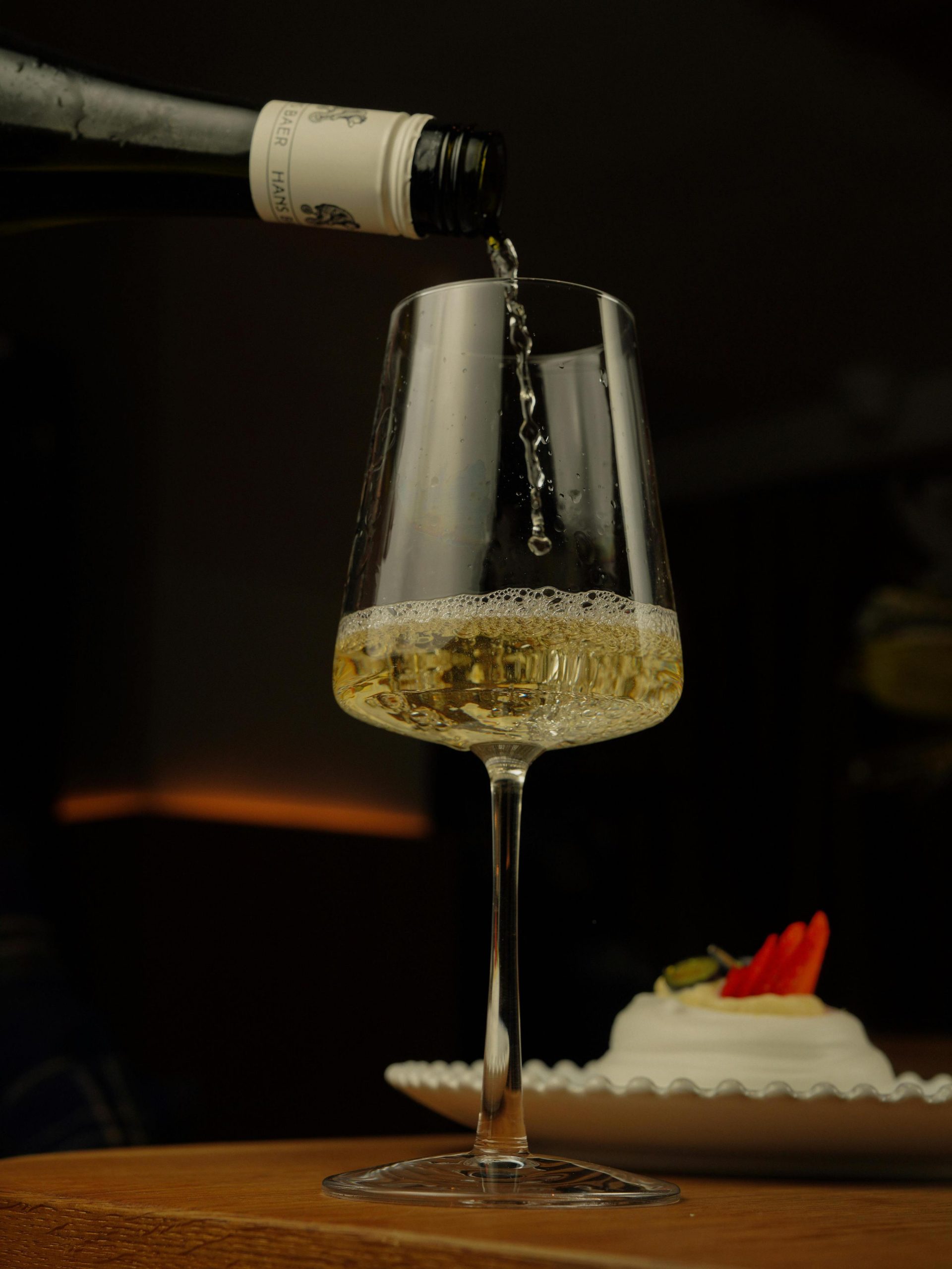 Πώς σερβίρουμε ένα ποτήρι κρασί - www.savoirvivre.gr